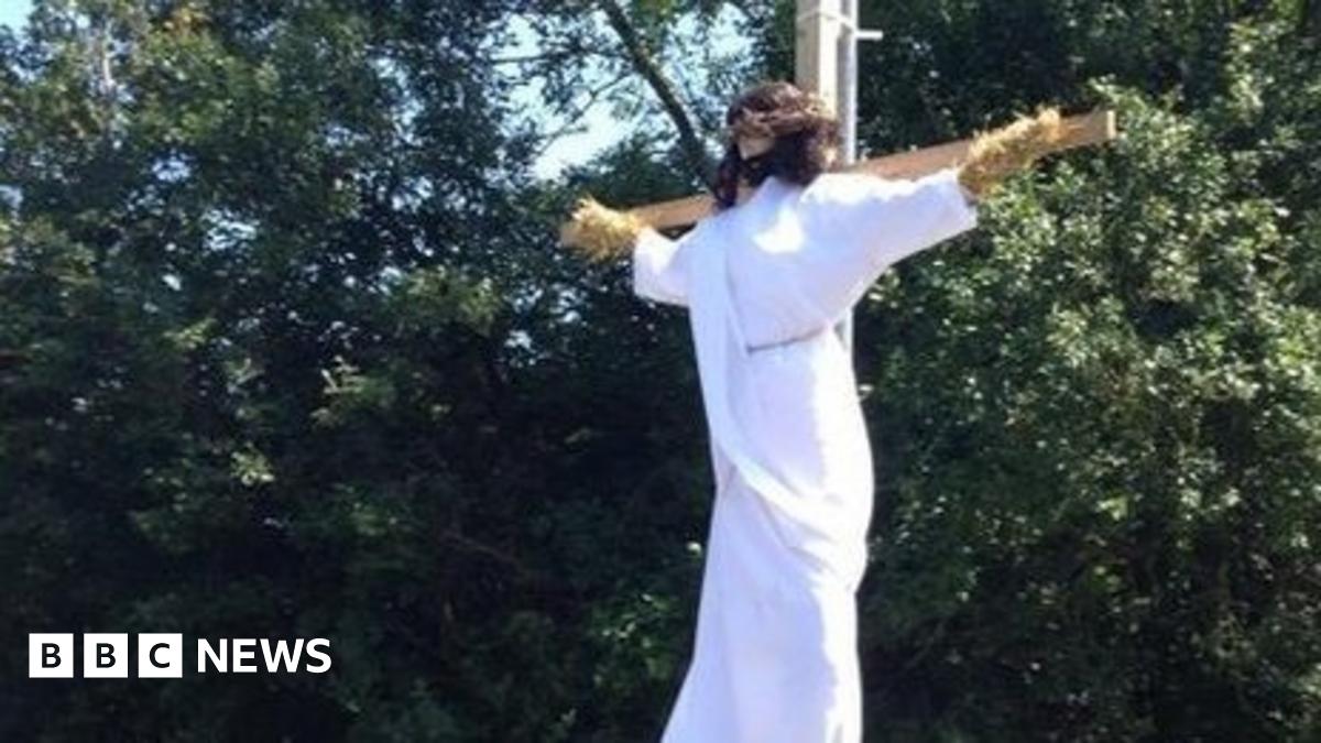Godmanchester 'Jesus scarecrow ' is 'clever and challenging' - BBC News
