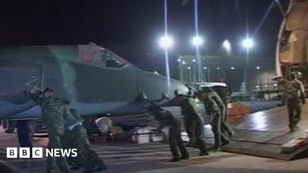 Iraq receives Russian fighter jets to fight rebels - BBC News