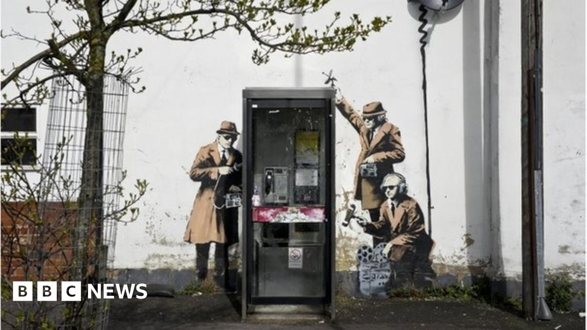 GCHQ Banksy removal stopped - BBC News