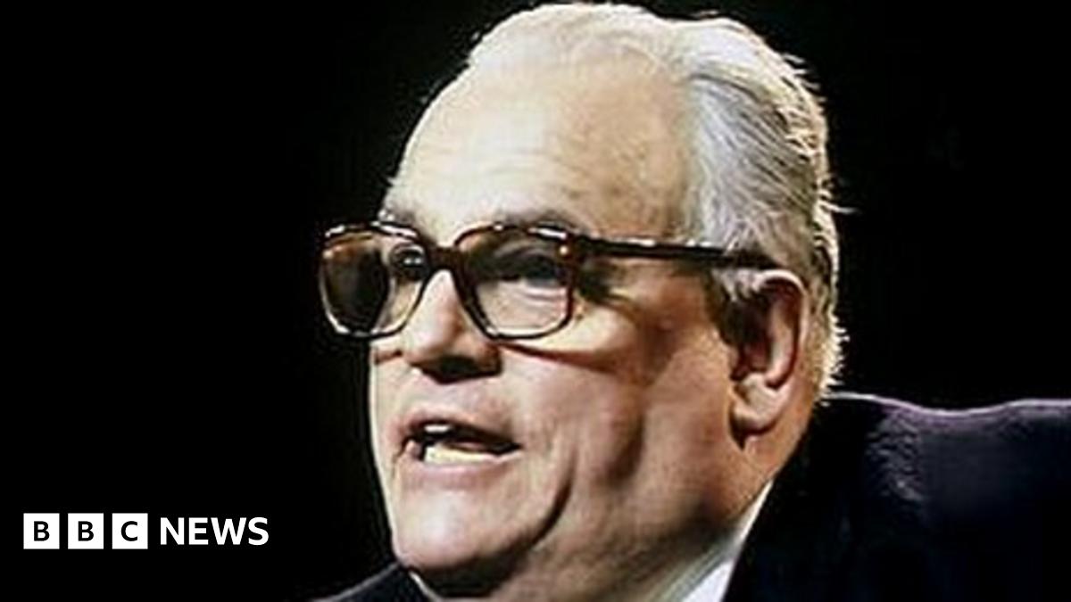 Rochdale abuse claims: Force refers itself to police watchdog - BBC News