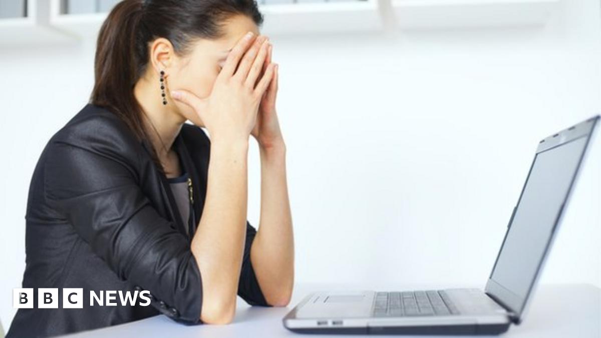 Sites must end anonymity to tackle 'revenge porn', say peers - BBC News