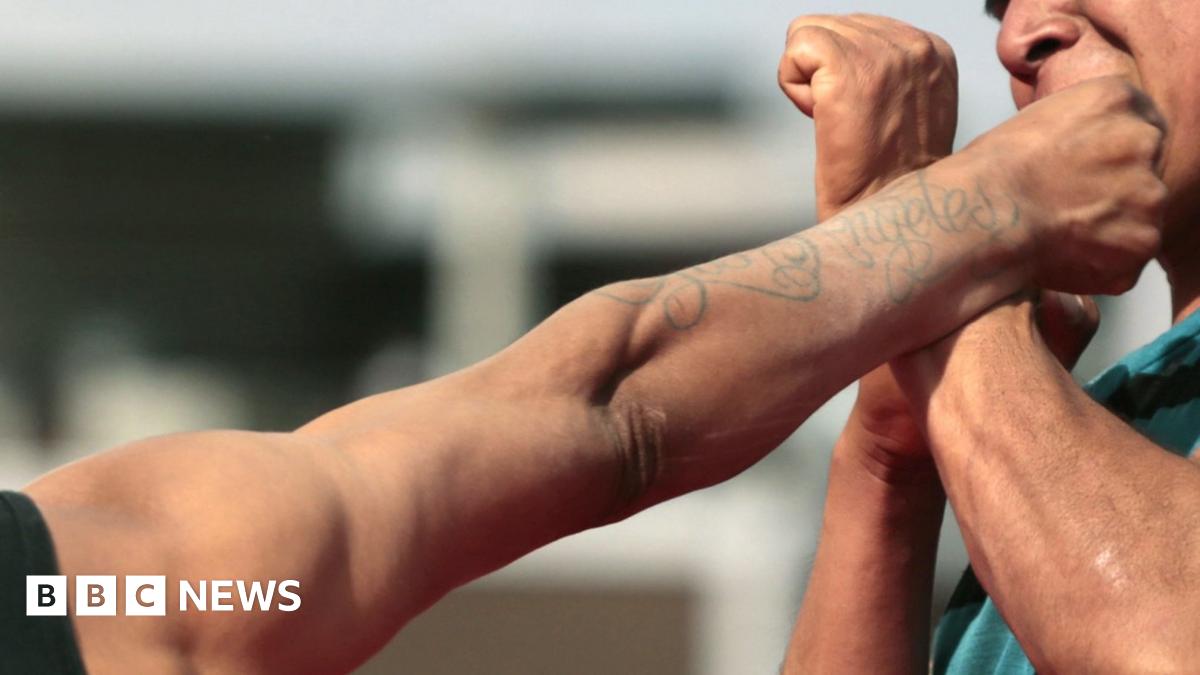 Hinckley bare knuckle fight 'postponed' - BBC News