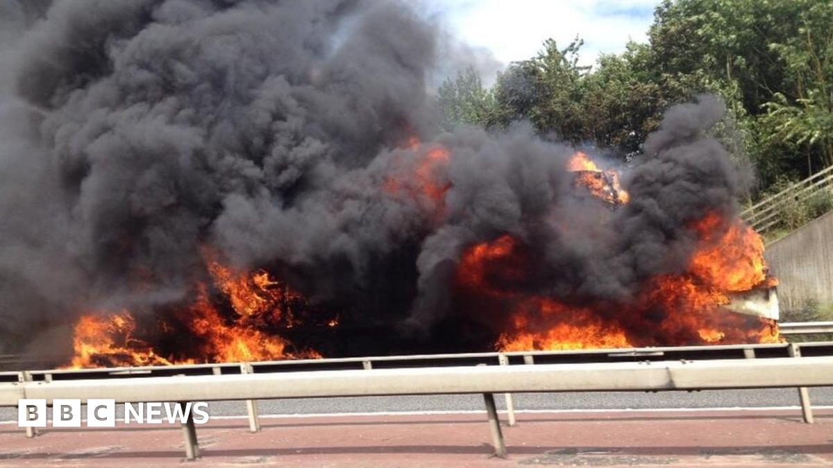 M40 southbound at Banbury reopens after truck fire - BBC News