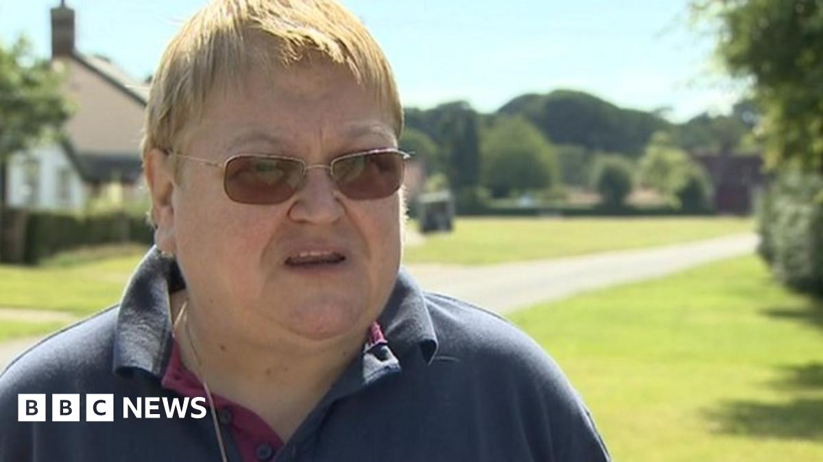 Ex-Tostock council leader gets 'horse rage' driving ban - BBC News