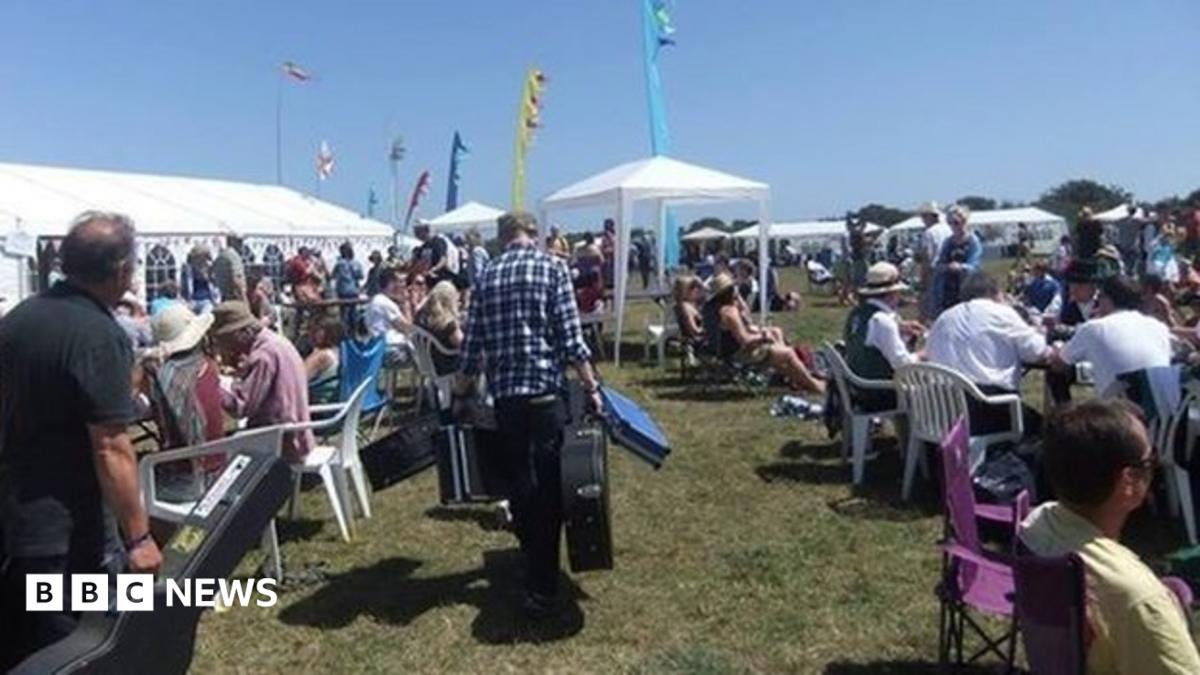 Sark Folk Festival attracts hundreds of music fans - BBC News