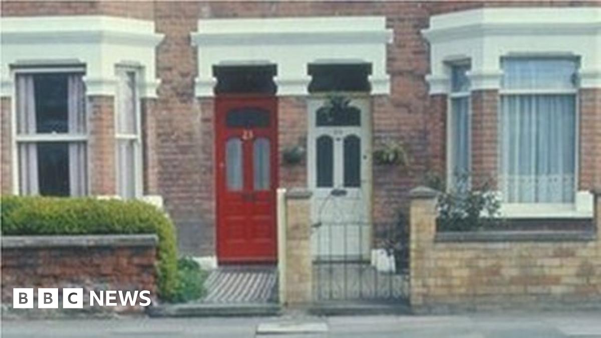 Doorstep cold callers warning after Cardiff builders convicted - BBC News