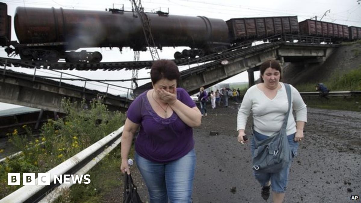 Ukraine crisis: Bridges destroyed outside Donetsk - BBC News