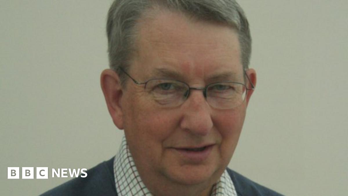 Norwich magistrate Paul Postle treats patient in court - BBC News