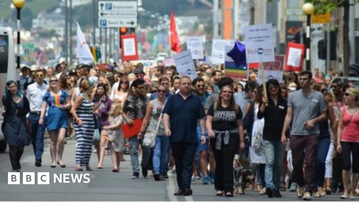 Jersey holds first gay rights rally - BBC News
