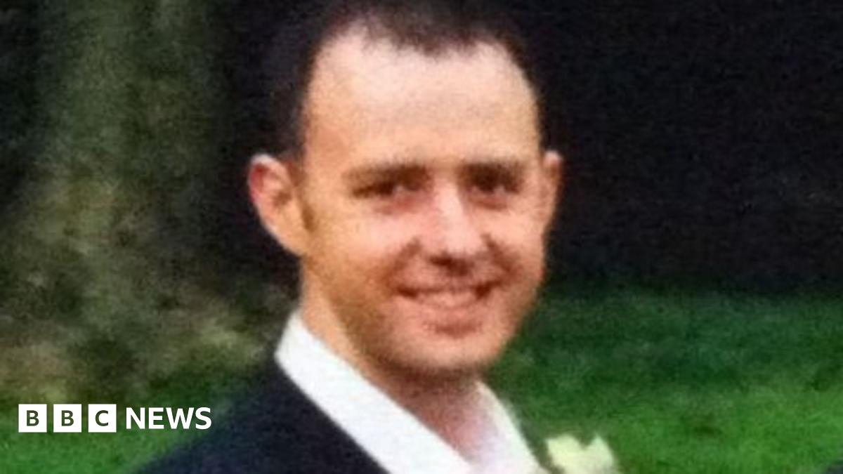 Manchester service for firefighter Stephen Hunt - BBC News
