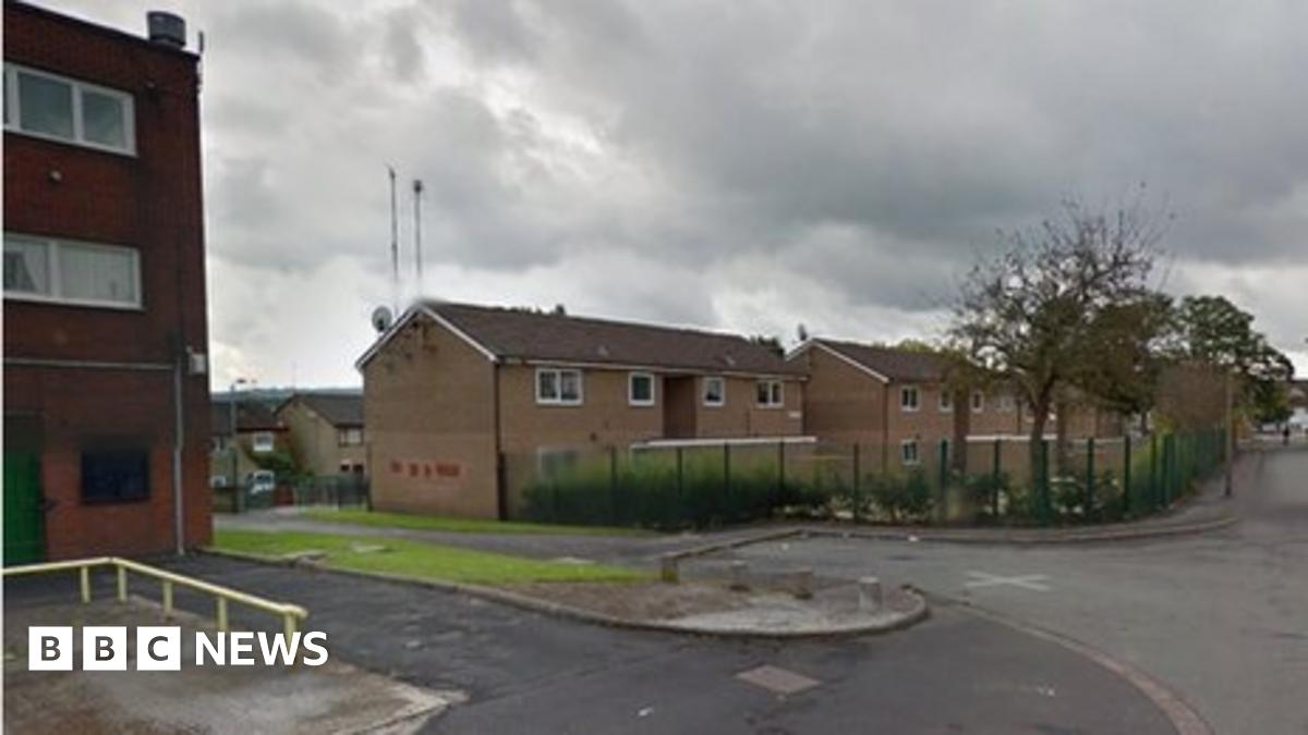 Police investigate death of Stockport man - BBC News