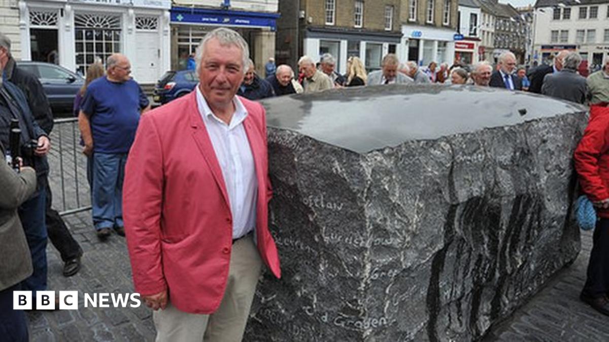 Kelsae Stane: £40,000 public artwork is unveiled in Kelso - BBC News