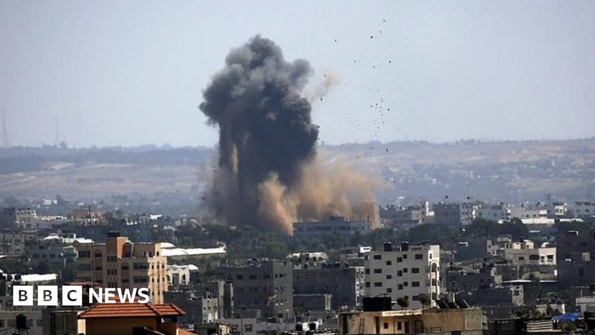 Gaza conflict: Israel restarts air strikes amid rocket fire - BBC News