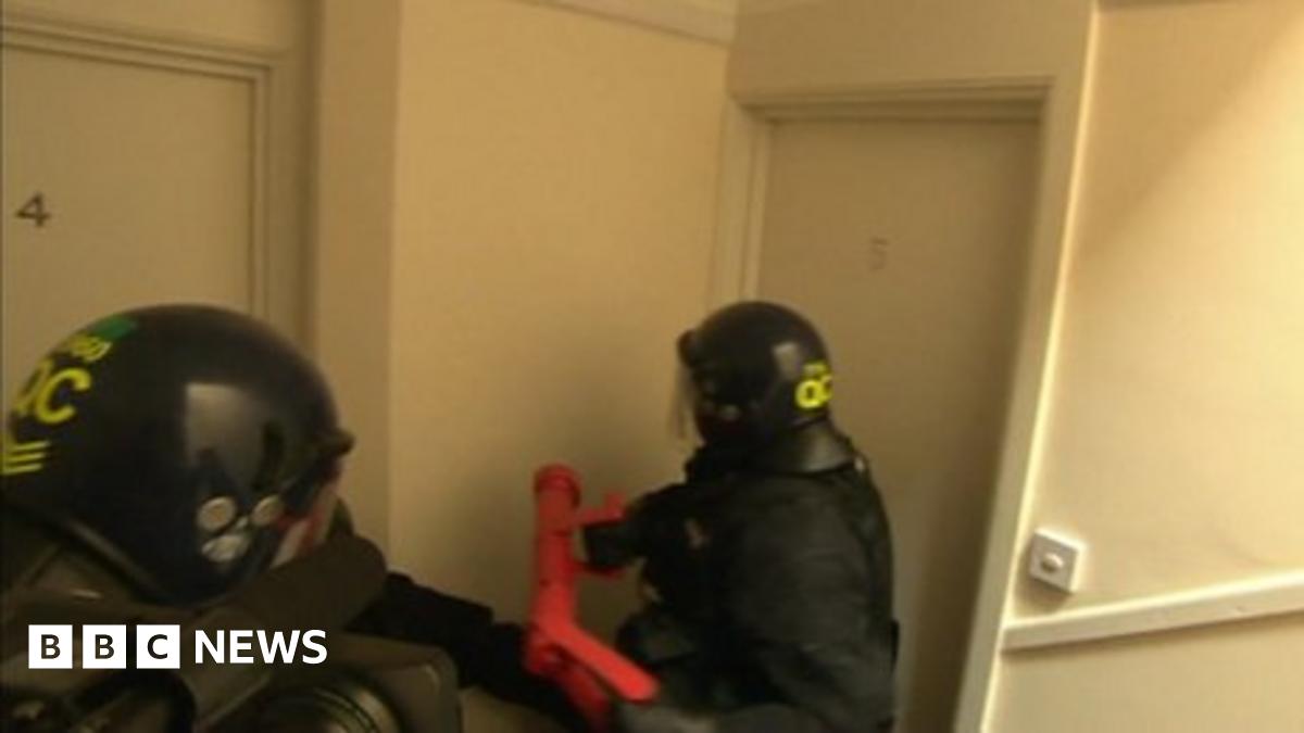 Seven charged after Boscombe police drugs raids - BBC News