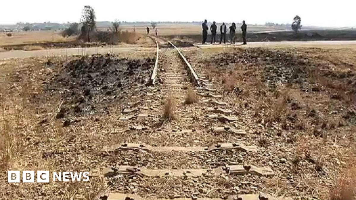 South Africa: Metal thieves 'steal 10km of railway' - BBC News