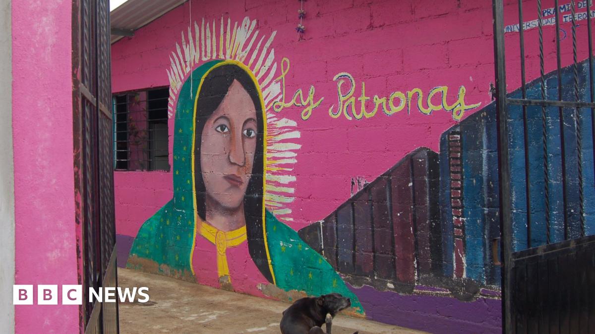 Las Patronas: The Mexican women helping migrants - BBC News