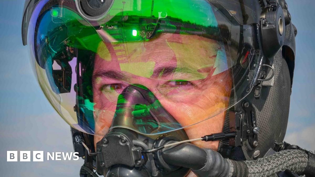 BAE unveils Striker II night vision helmet for fighter pilots - BBC News