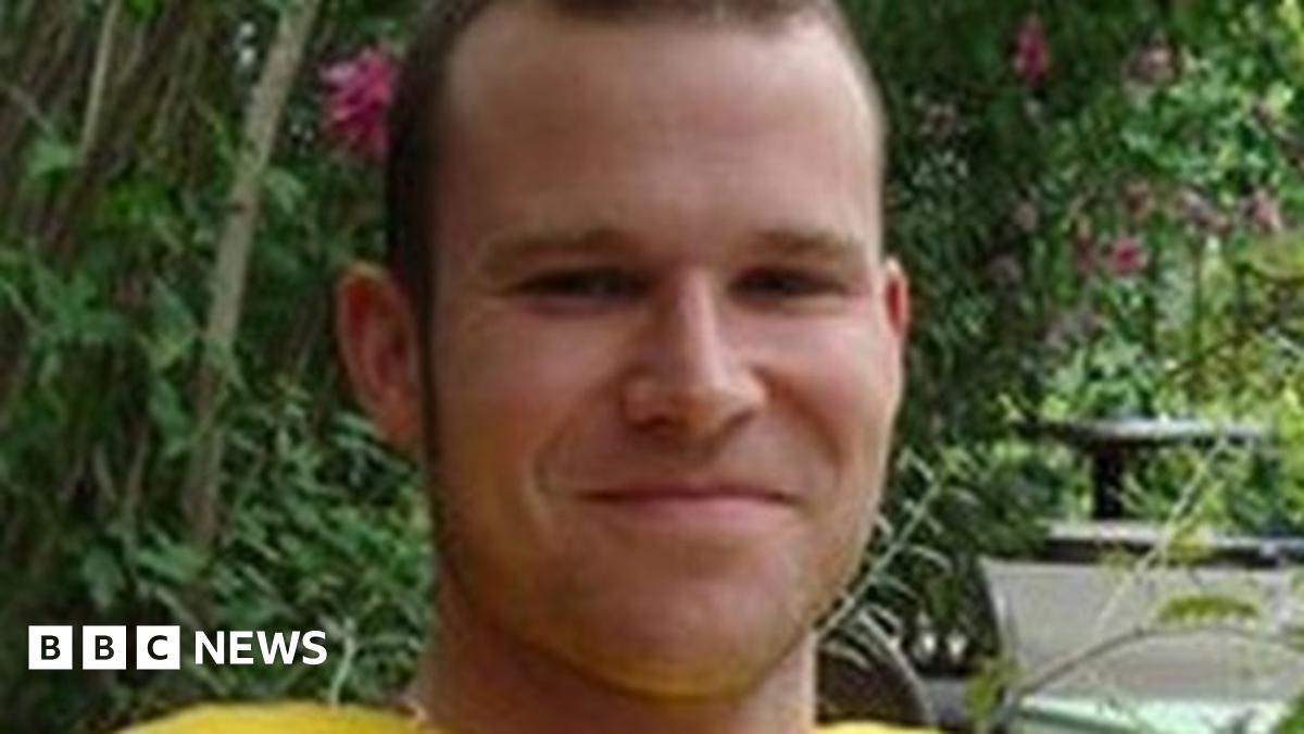 Family tribute to crash-death motorcyclist Gavin Hardy - BBC News