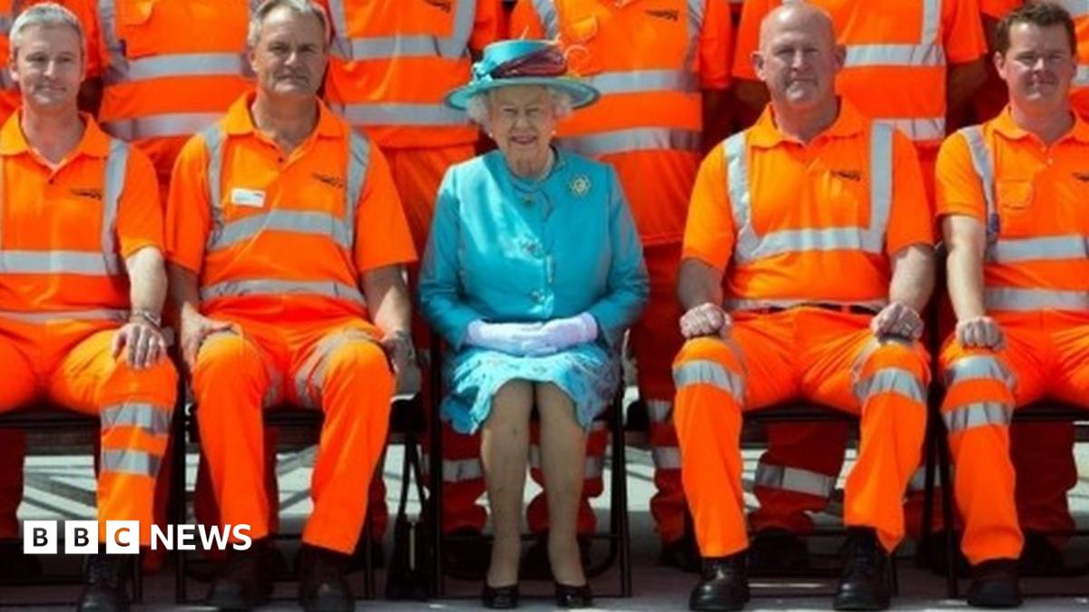 Queen opens revamped Reading railway station - BBC News
