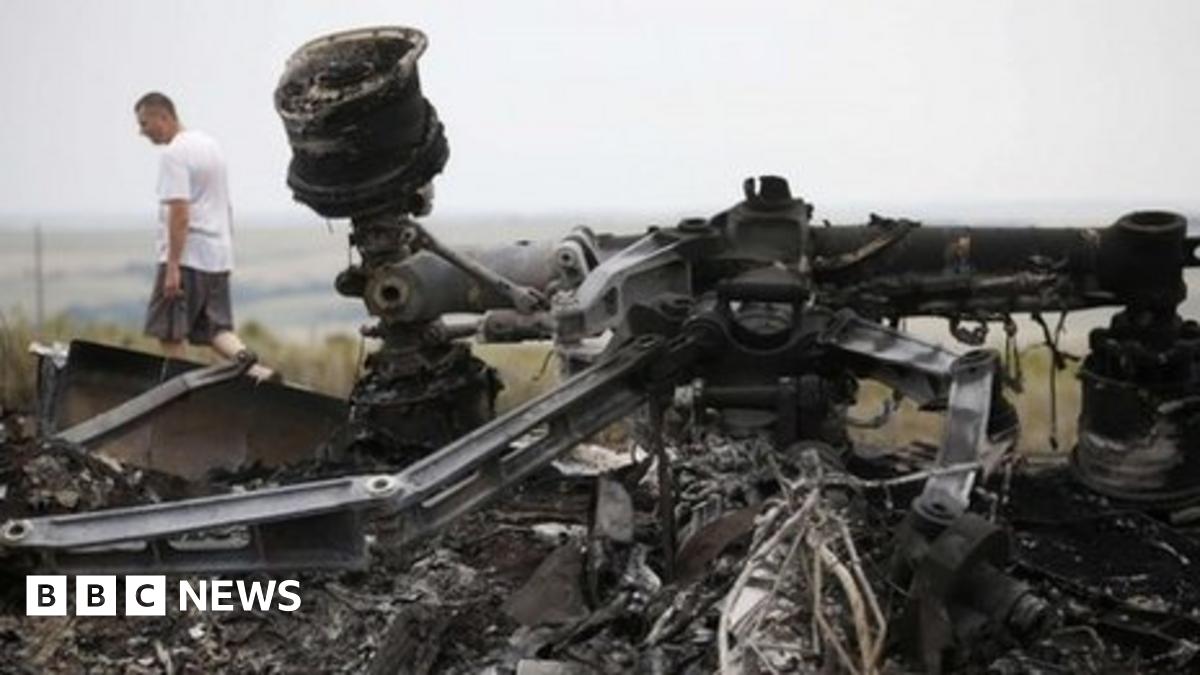 In pictures: Aftermath of MH17 disaster - BBC News
