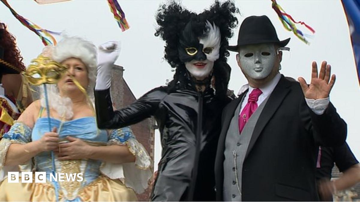 Thousands attend Pride Glasgow parade - BBC News