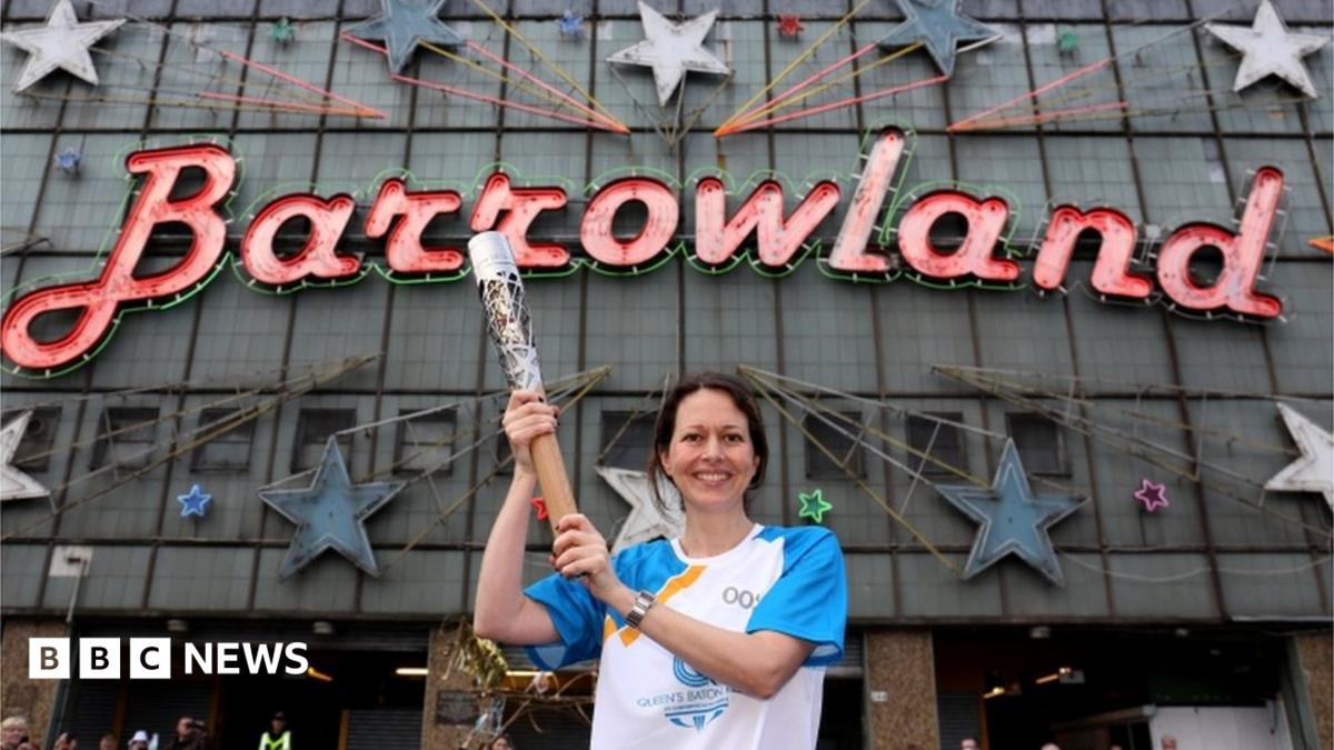 In pictures: Queen's baton arrives in Glasgow - BBC News