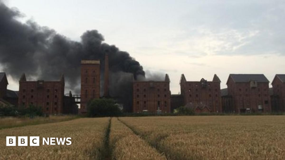 Sleaford Maltings: Fire damages derelict Lincolnshire landmark - BBC News