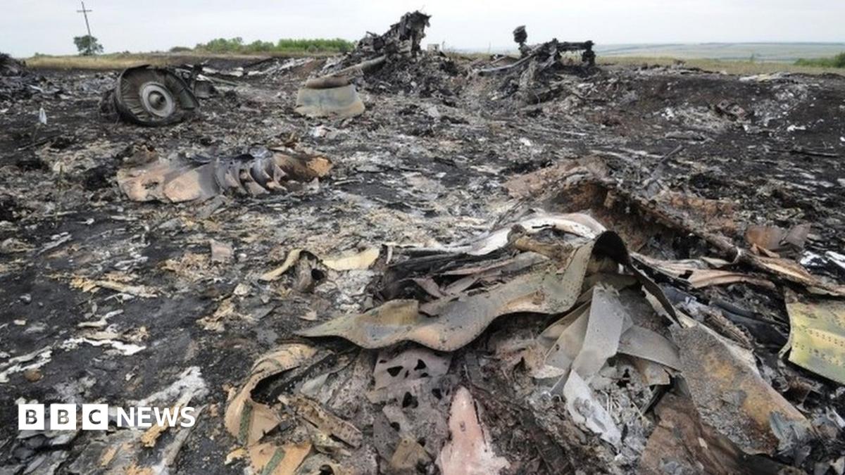 In pictures: Aftermath of MH17 disaster - BBC News