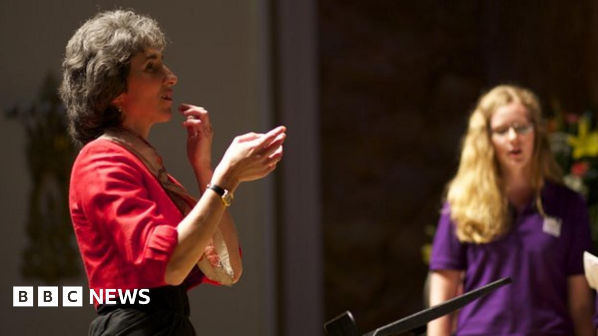 Blind singer learns visual art of conducting a choir - BBC News