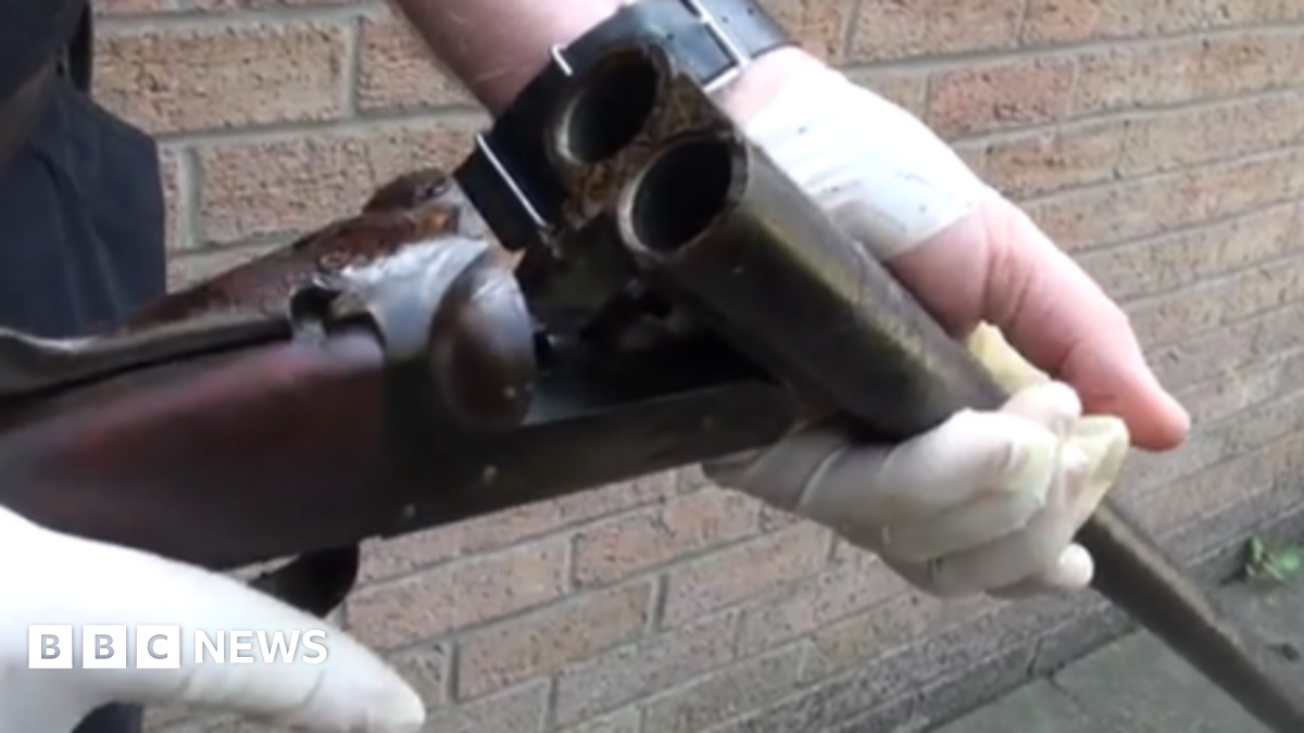 Coventry man hands over WW2 rabbit hunting gun in amnesty - BBC News