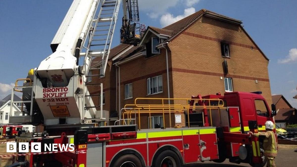Five people rescued from flat fire in Southbourne - BBC News