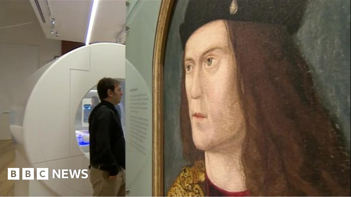Leicester's Richard III visitor centre: Crowds at opening - BBC News