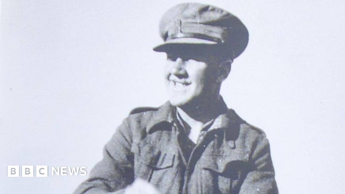 George Dexter's funeral: Dozens turn out for WW2 veteran - BBC News