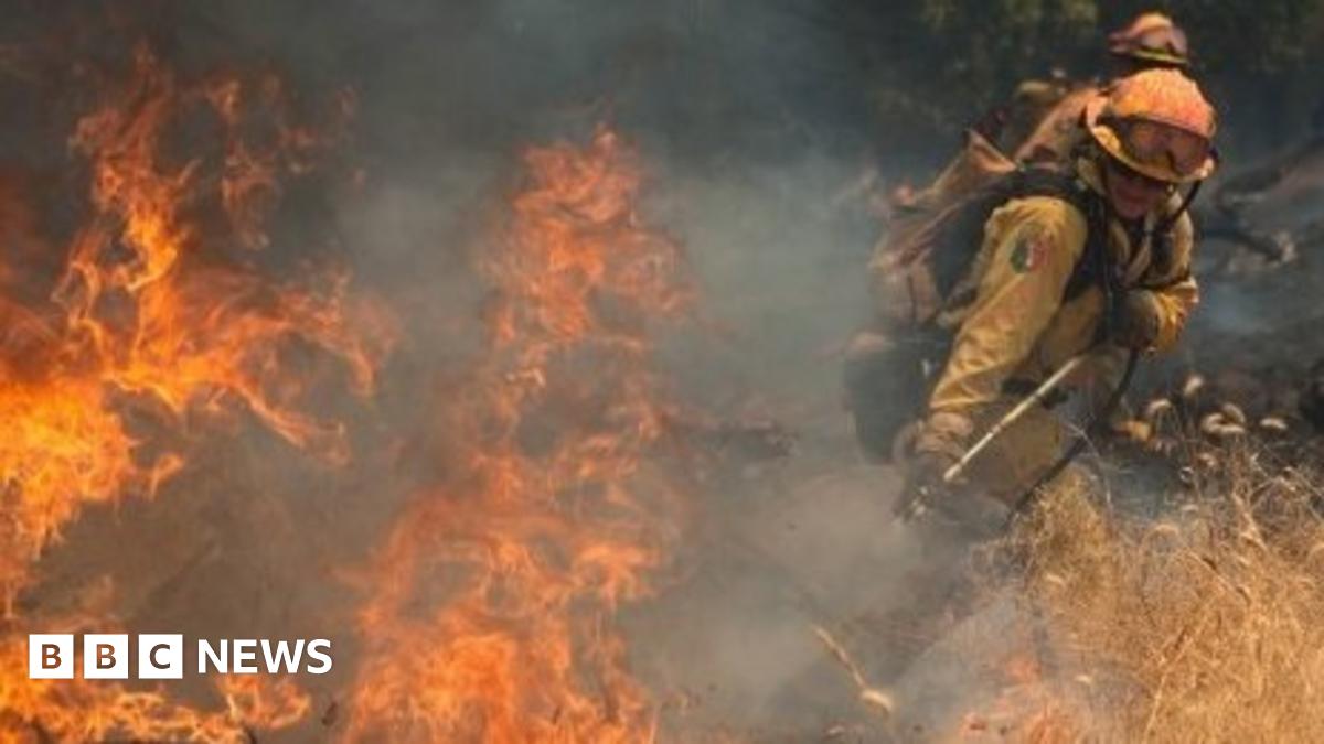 Two California wildfires destroy 10 homes - BBC News