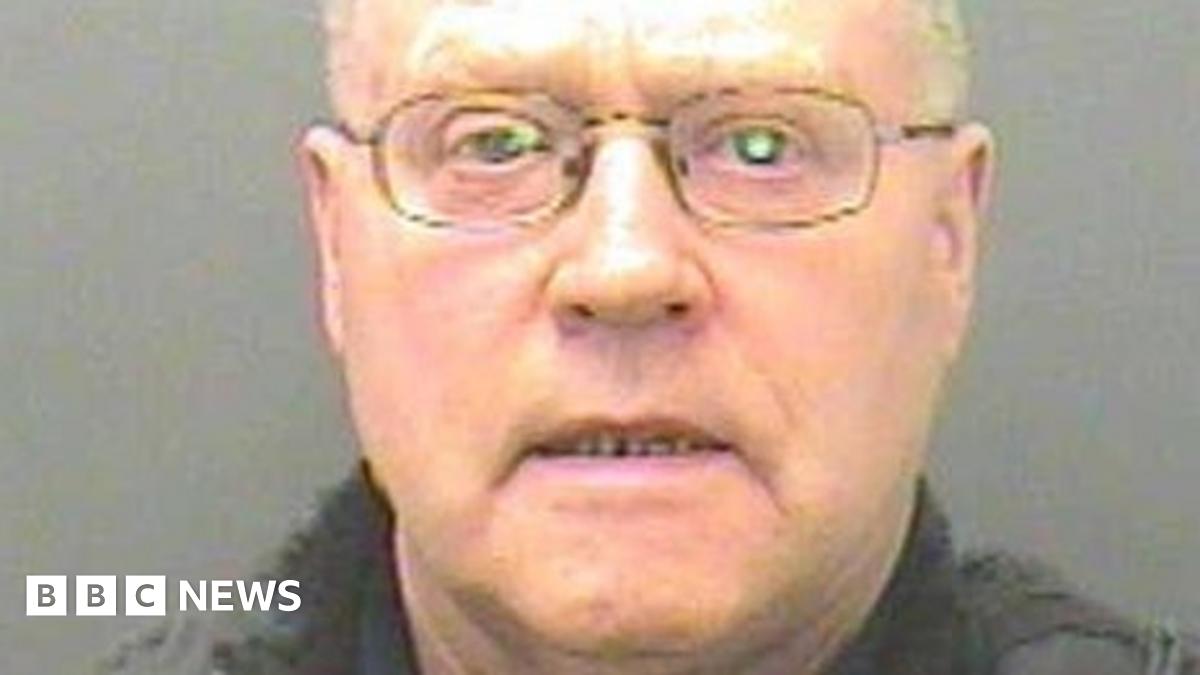 QEGS teacher John Mead jailed for child sex abuse - BBC News