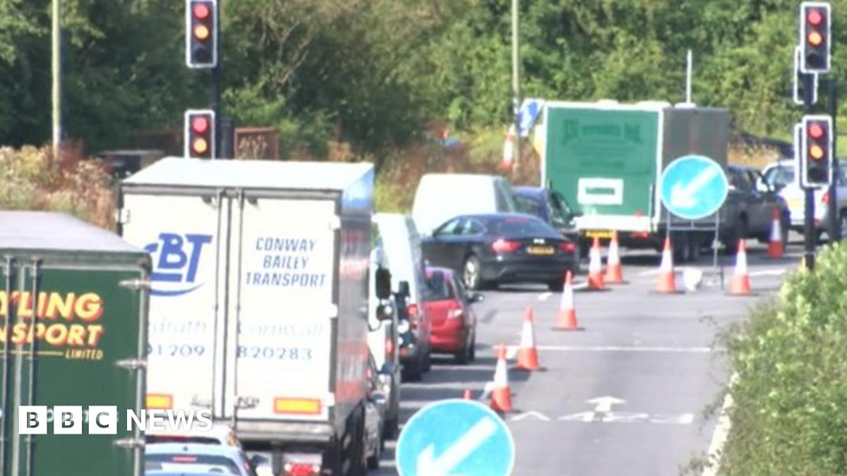 Kennington roundabout contraflow system removed - BBC News