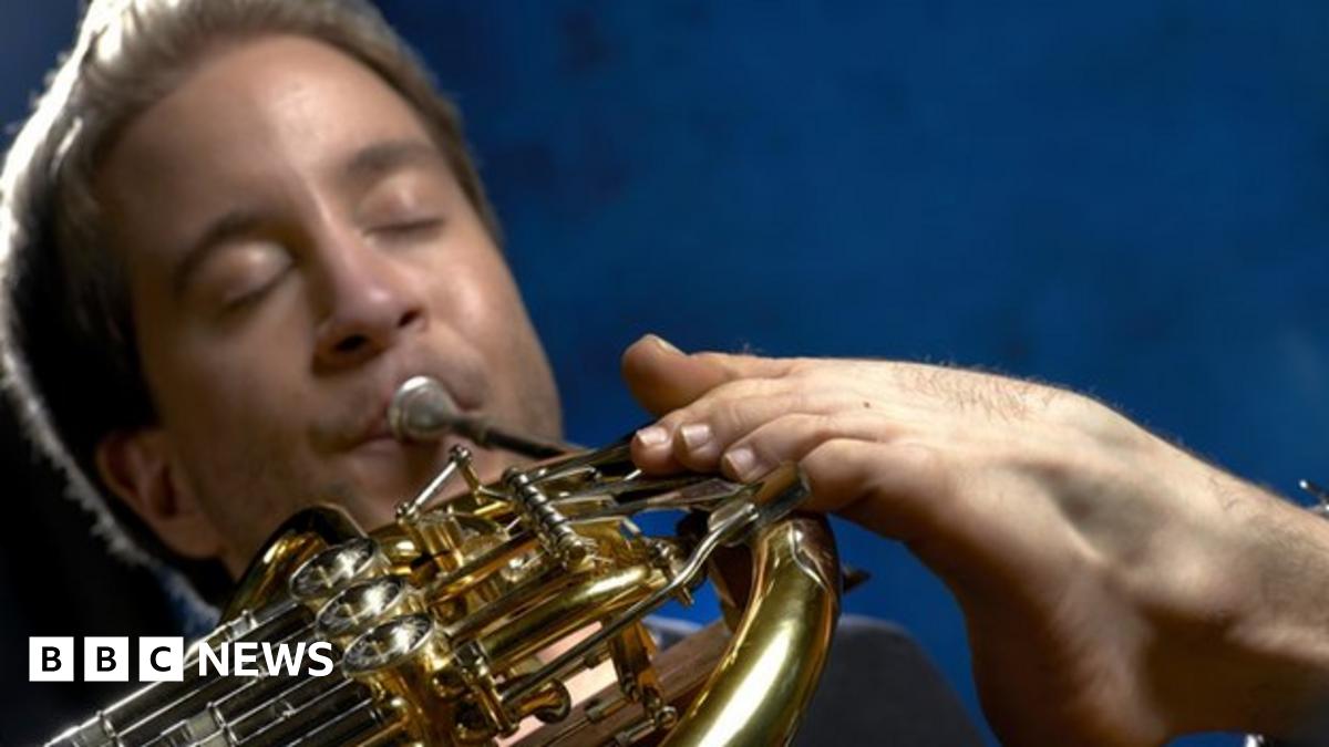 The man who plays French horn with his toes - BBC News
