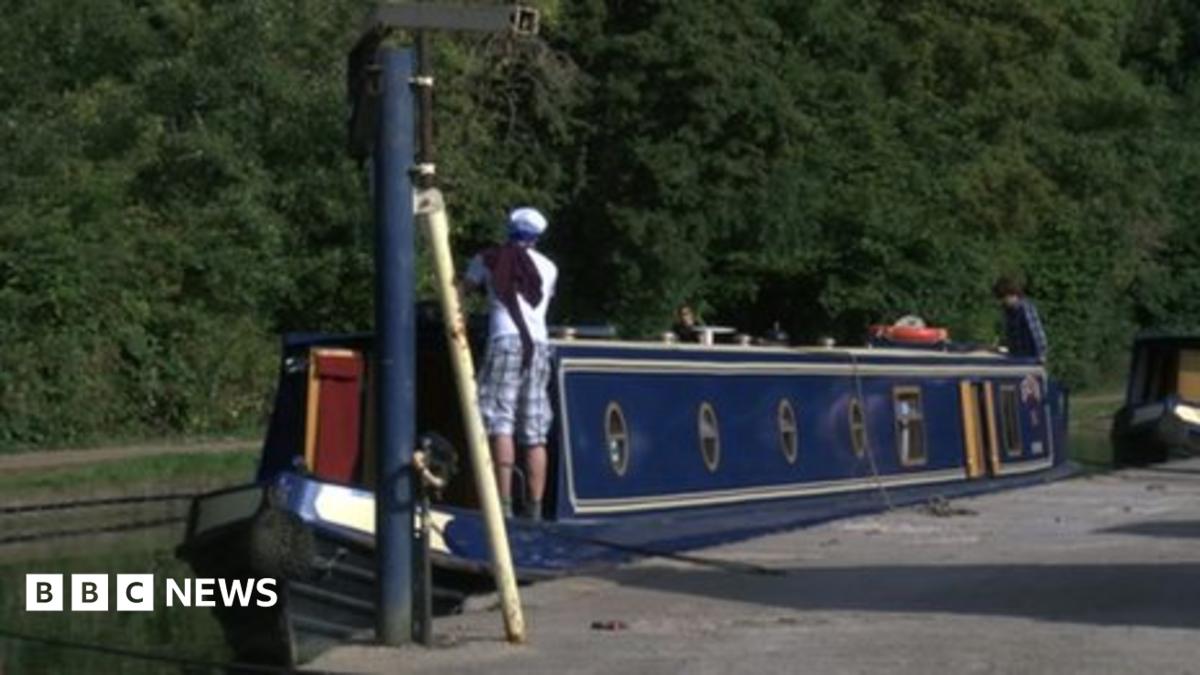 Oxford's College Cruisers battle on despite land loss - BBC News