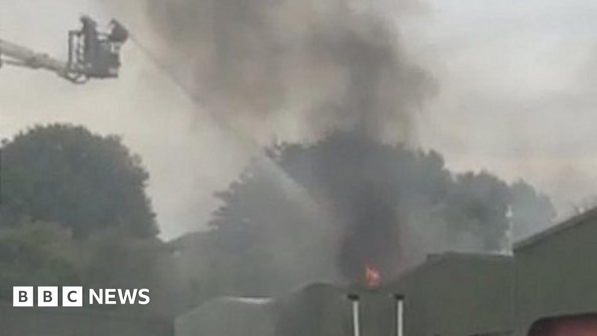 Large fire at Wellingborough industrial estate - BBC News
