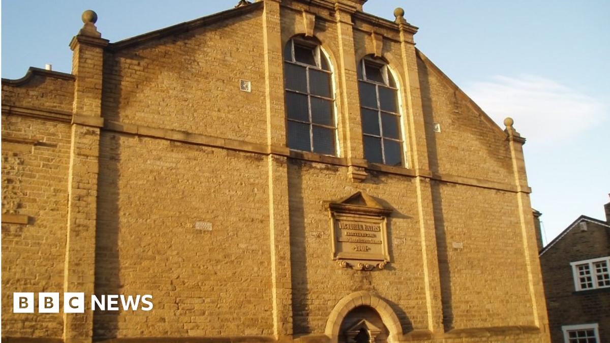 Unsafe pool at Elland to be demolished - BBC News