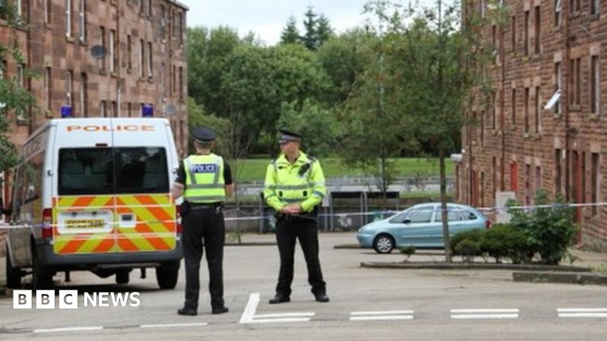 Body found in Port Glasgow suspicious, say police - BBC News