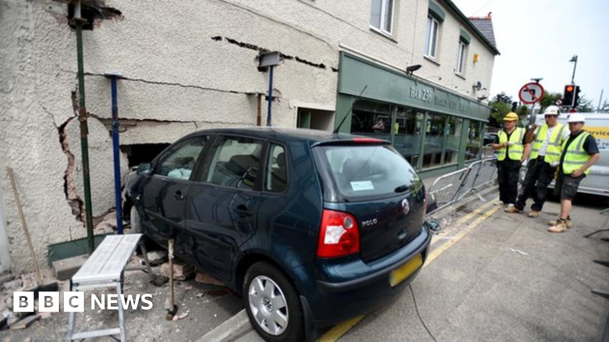 Crashed car in Prestatyn ends up in Bar 236's lounge - BBC News