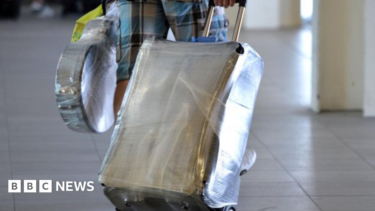 Gatwick Airport passengers facing minimal baggage delays - BBC News