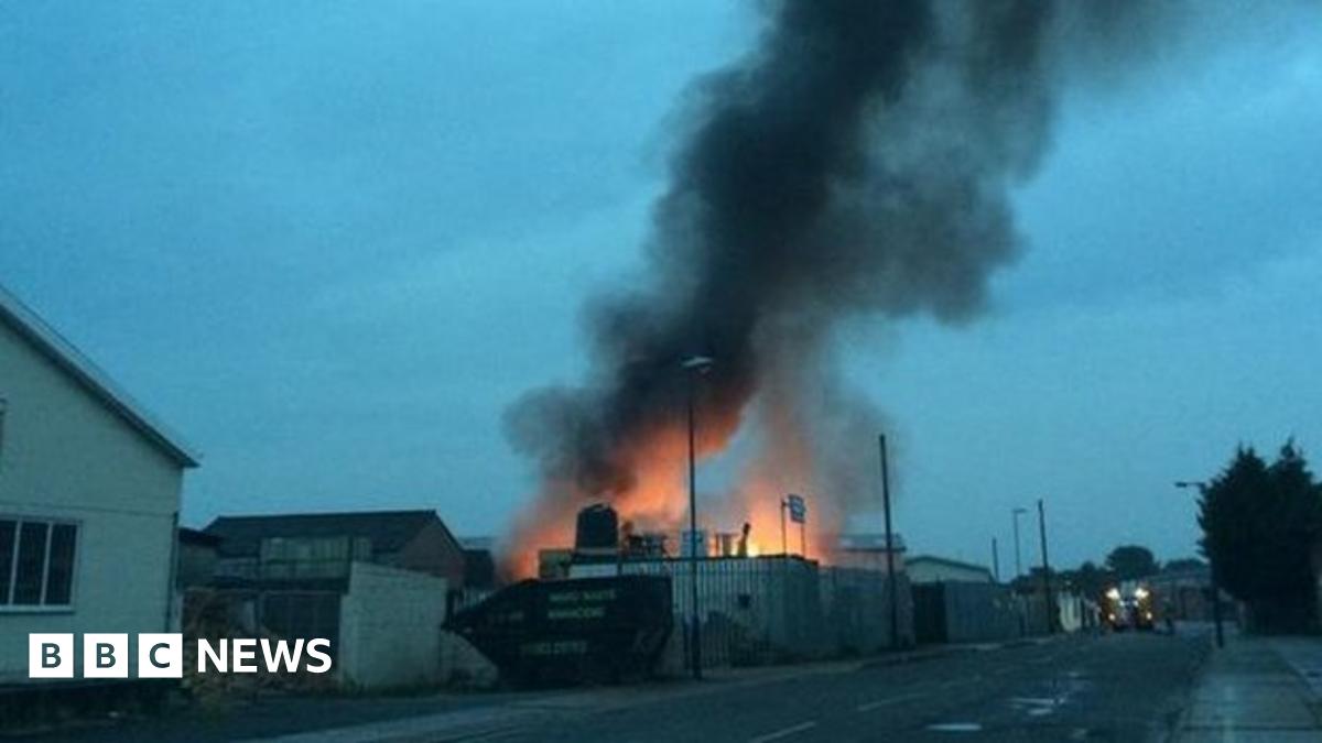 Long Eaton fire forces pet shop animals rescue - BBC News