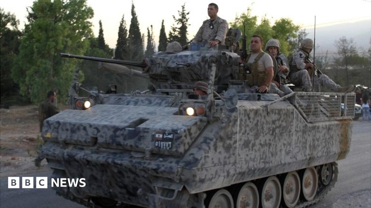 Lebanese soldiers die as Syria rebels raid border town - BBC News
