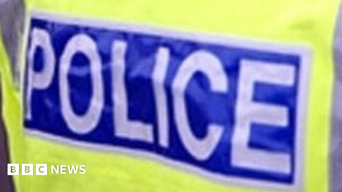 London cyclist dies three days after crash with lorry - BBC News