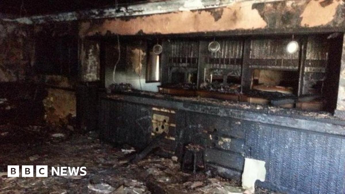 Investigation begins into Stourbridge pub 'arson' - BBC News