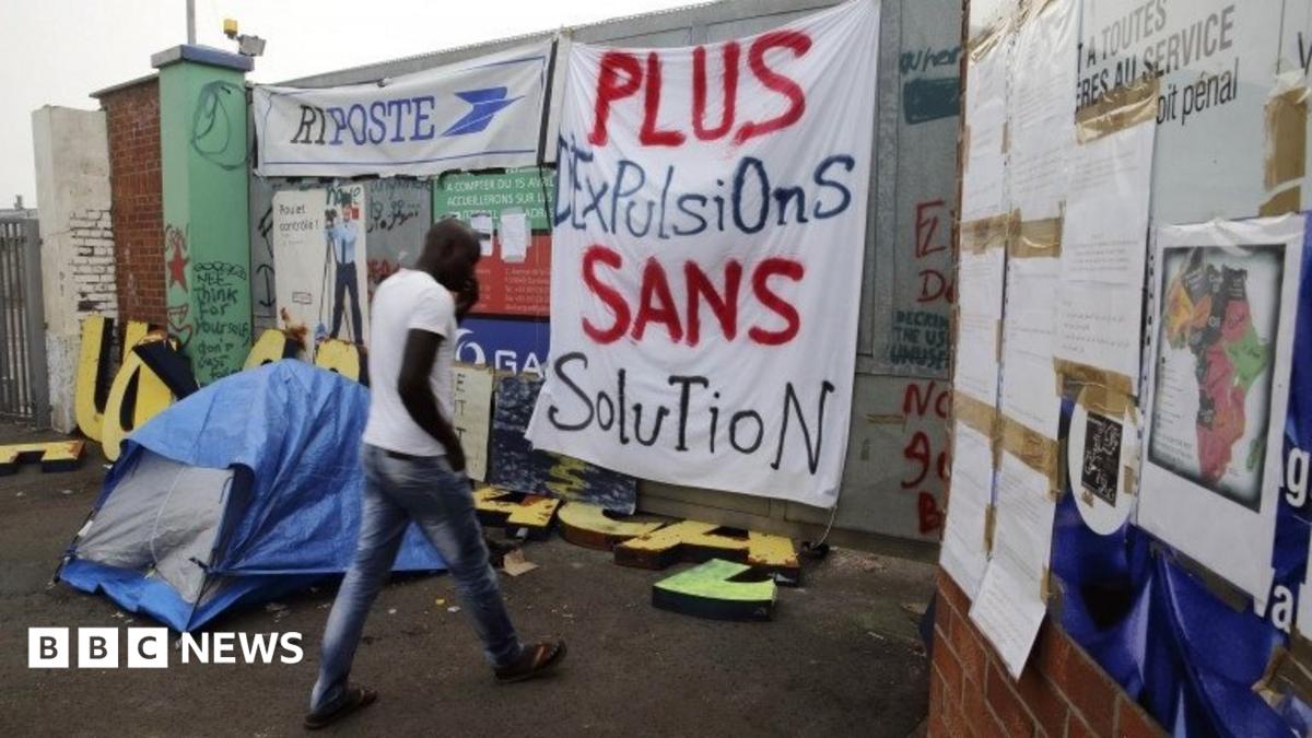 African migrants clash in French port of Calais - BBC News