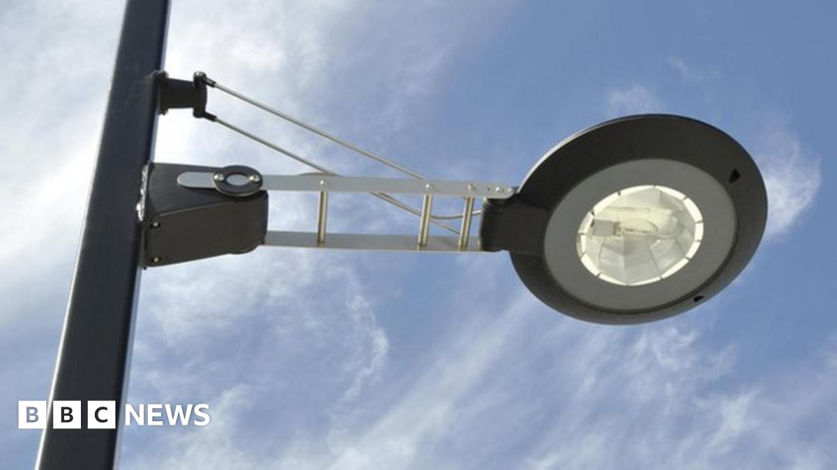 Tomorrow's cities - the lamp-posts watching every move - BBC News