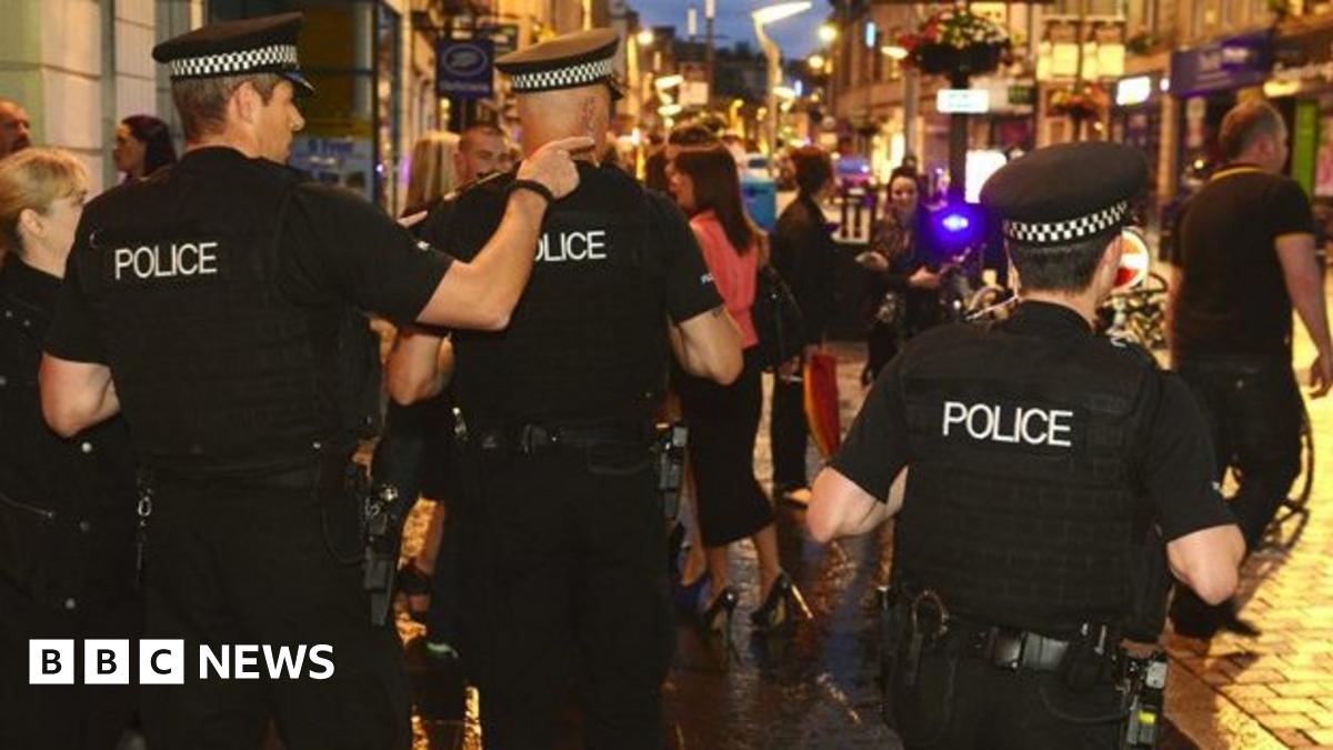 The British police on armed routine patrol - BBC News